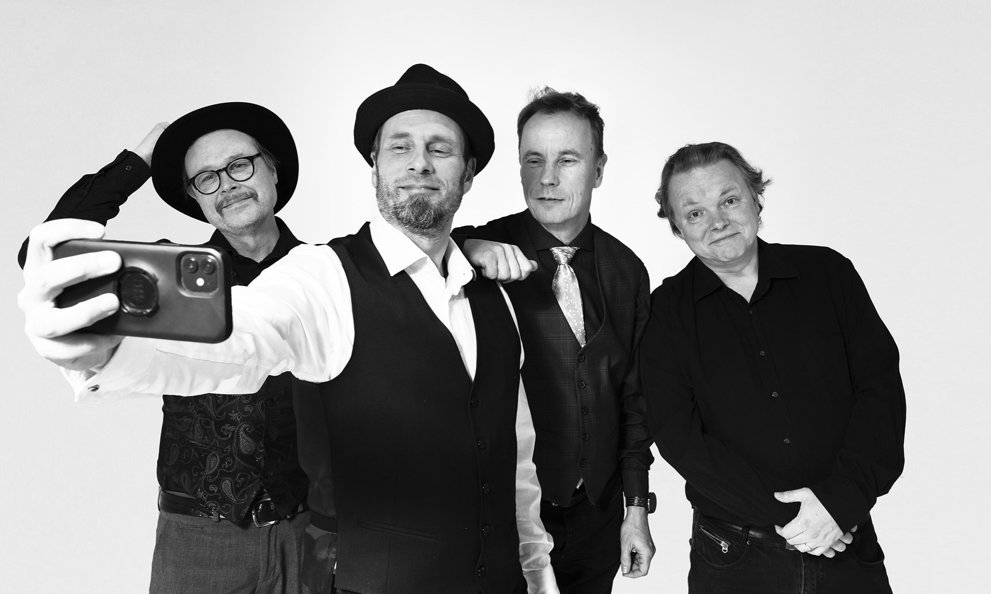 Mick Cola – Bilebändi ja Suomen viihdyttävin Live-Musavisa